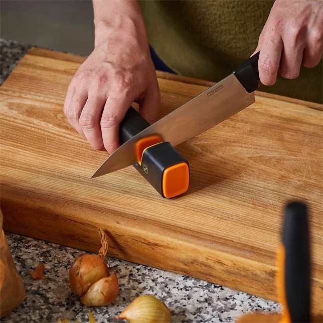 Fiskars Edge roll-sharp knivslip 16,5 cm | NetOnNet